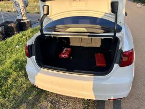 White Volkswagen Jetta 2012 in Vilnius, with an engine capacity of 1.97 L and mileage of 210 thousand km for 3500 €, photo 6 on AUTOMOTO.COM.LV