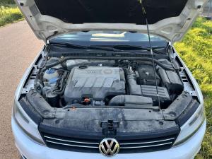 White Volkswagen Jetta 2012 in Vilnius, with an engine capacity of 1.97 L and mileage of 210 thousand km for 3500 €, photo 7 on AUTOMOTO.COM.LV
