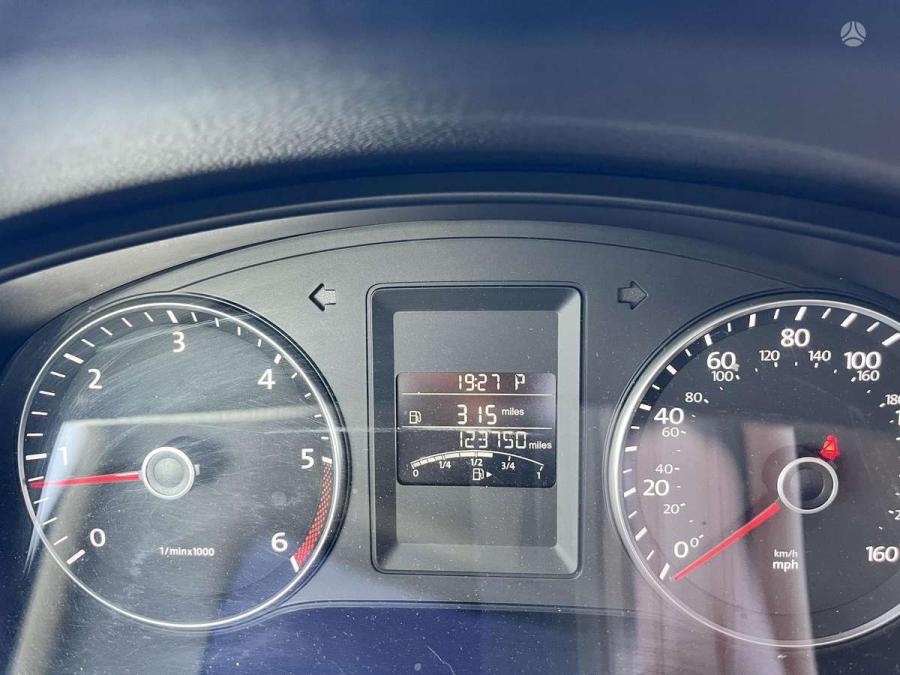 White Volkswagen Jetta 2012 in Vilnius, with an engine capacity of 1.97 L and mileage of 210 thousand km for 3500 €, photo 8 on AUTOMOTO.COM.LV