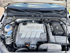 White Volkswagen Jetta 2012 in Vilnius, with an engine capacity of 1.97 L and mileage of 210 thousand km for 3500 €, photo 9 on AUTOMOTO.COM.LV