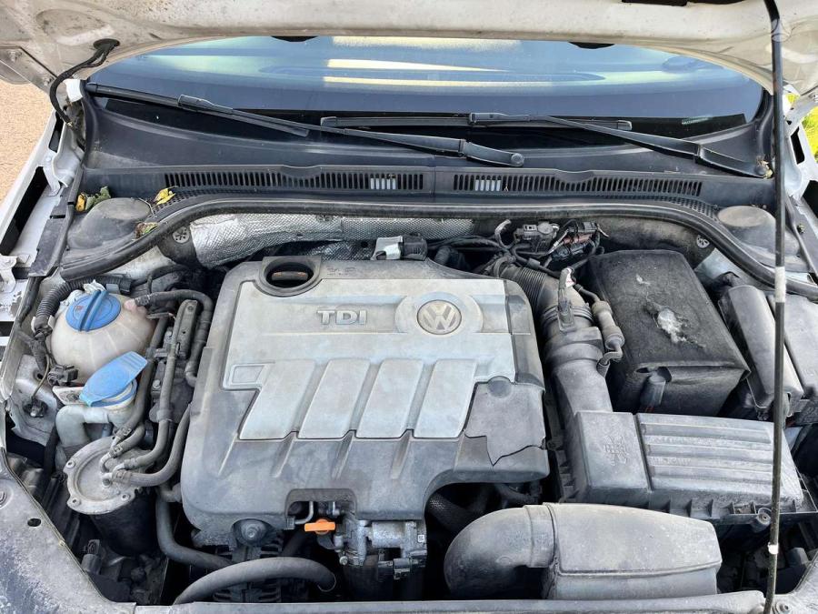 White Volkswagen Jetta 2012 in Vilnius, with an engine capacity of 1.97 L and mileage of 210 thousand km for 3500 €, photo 9 on AUTOMOTO.COM.LV
