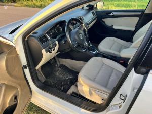White Volkswagen Jetta 2012 in Vilnius, with an engine capacity of 1.97 L and mileage of 210 thousand km for 3500 €, photo 14 on AUTOMOTO.COM.LV