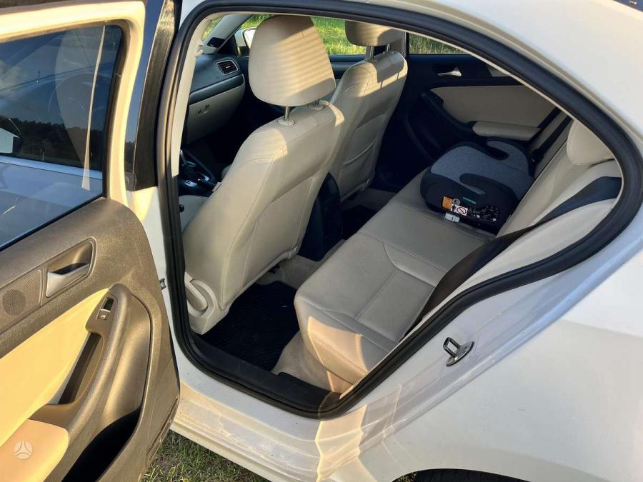 White Volkswagen Jetta 2012 in Vilnius, with an engine capacity of 1.97 L and mileage of 210 thousand km for 3500 €, photo 15 on AUTOMOTO.COM.LV