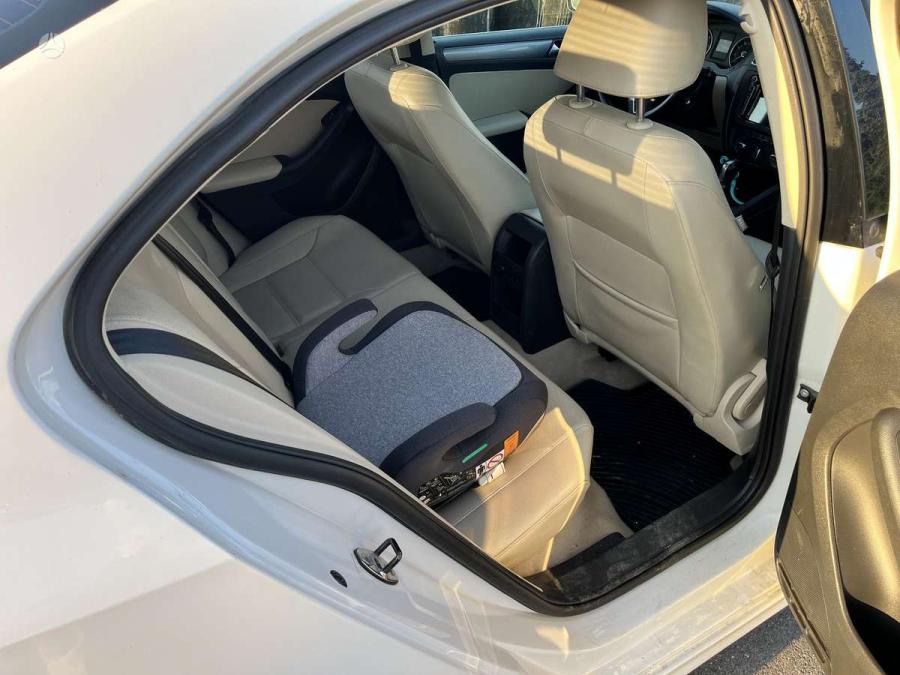 White Volkswagen Jetta 2012 in Vilnius, with an engine capacity of 1.97 L and mileage of 210 thousand km for 3500 €, photo 16 on AUTOMOTO.COM.LV