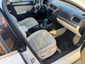 White Volkswagen Jetta 2012 in Vilnius, with an engine capacity of 1.97 L and mileage of 210 thousand km for 3500 €, photo 17 on AUTOMOTO.COM.LV