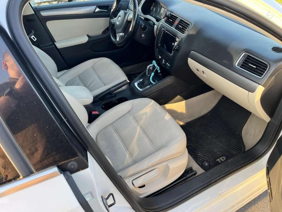 White Volkswagen Jetta 2012 in Vilnius, with an engine capacity of 1.97 L and mileage of 210 thousand km for 3500 €, photo 17 on AUTOMOTO.COM.LV