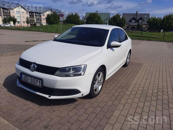 Volkswagen Jetta 2012 in Riga on AUTOMOTO.COM.LV White Volkswagen Jetta 2012 in Riga, with an engine capacity of 1.40 L and mileage of 291 thousand km for 2900 €, photo 1 on AUTOMOTO.COM.LV