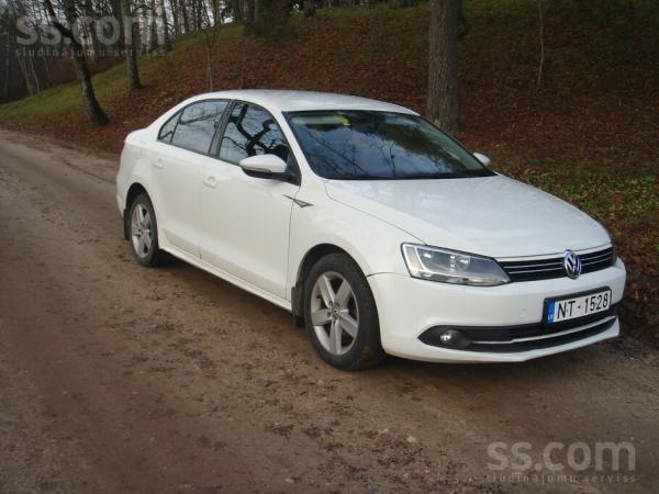 White Volkswagen Jetta 2012 in Aluksne, with an engine capacity of 1.20 L and mileage of 354 thousand km for 2300 €, photo 5 on AUTOMOTO.COM.LV