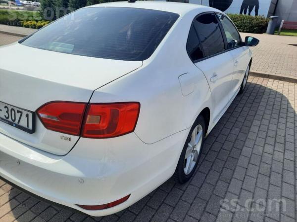 Balts Volkswagen Jetta 2012 Rīga, ar dzinēja tilpumu 1.40 L un nobraukumu 292 tūkst. km par 2600 €, foto 7 vietnē AUTOMOTO.COM.LV