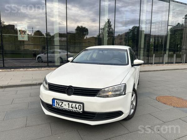 White Volkswagen Jetta 2012 in Riga, with an engine capacity of 1.40 L and mileage of 247 thousand km for 2600 €, photo 3 on AUTOMOTO.COM.LV
