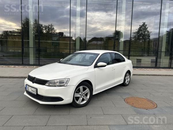 White Volkswagen Jetta 2012 in Riga, with an engine capacity of 1.40 L and mileage of 247 thousand km for 2600 €, photo 4 on AUTOMOTO.COM.LV