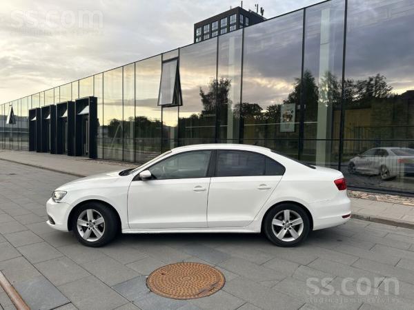 White Volkswagen Jetta 2012 in Riga, with an engine capacity of 1.40 L and mileage of 247 thousand km for 2600 €, photo 6 on AUTOMOTO.COM.LV