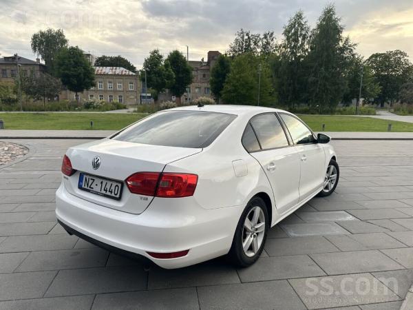 White Volkswagen Jetta 2012 in Riga, with an engine capacity of 1.40 L and mileage of 247 thousand km for 2600 €, photo 7 on AUTOMOTO.COM.LV
