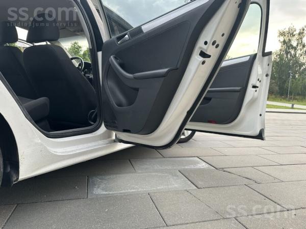 White Volkswagen Jetta 2012 in Riga, with an engine capacity of 1.40 L and mileage of 247 thousand km for 2600 €, photo 9 on AUTOMOTO.COM.LV