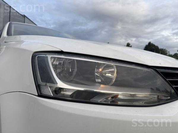 White Volkswagen Jetta 2012 in Riga, with an engine capacity of 1.40 L and mileage of 247 thousand km for 2600 €, photo 10 on AUTOMOTO.COM.LV