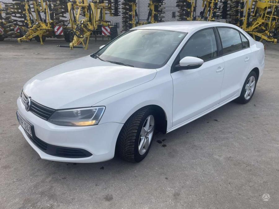 White Volkswagen Jetta 2013 in Kursenai, with an engine capacity of 1.60 L and mileage of 496 thousand km for 2700 €, photo 1 on AUTOMOTO.COM.LV