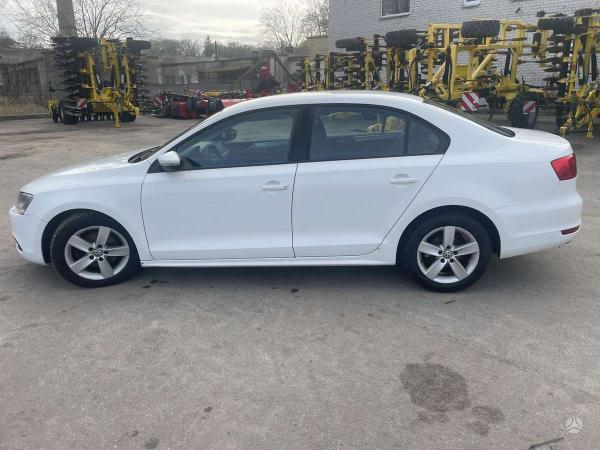 White Volkswagen Jetta 2013 in Kursenai, with an engine capacity of 1.60 L and mileage of 496 thousand km for 2700 €, photo 2 on AUTOMOTO.COM.LV