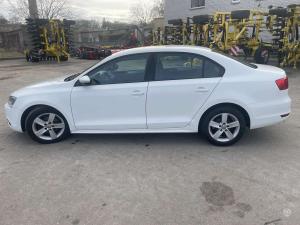 White Volkswagen Jetta 2013 in Kursenai, with an engine capacity of 1.60 L and mileage of 496 thousand km for 2700 €, photo 2 on AUTOMOTO.COM.LV