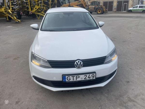 White Volkswagen Jetta 2013 in Kursenai, with an engine capacity of 1.60 L and mileage of 496 thousand km for 2700 €, photo 3 on AUTOMOTO.COM.LV