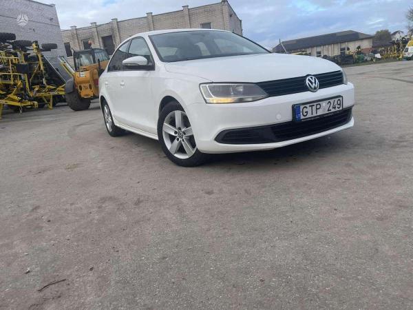 White Volkswagen Jetta 2013 in Kursenai, with an engine capacity of 1.60 L and mileage of 496 thousand km for 2700 €, photo 4 on AUTOMOTO.COM.LV