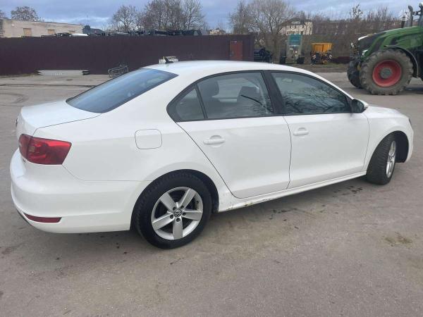 White Volkswagen Jetta 2013 in Kursenai, with an engine capacity of 1.60 L and mileage of 496 thousand km for 2700 €, photo 5 on AUTOMOTO.COM.LV