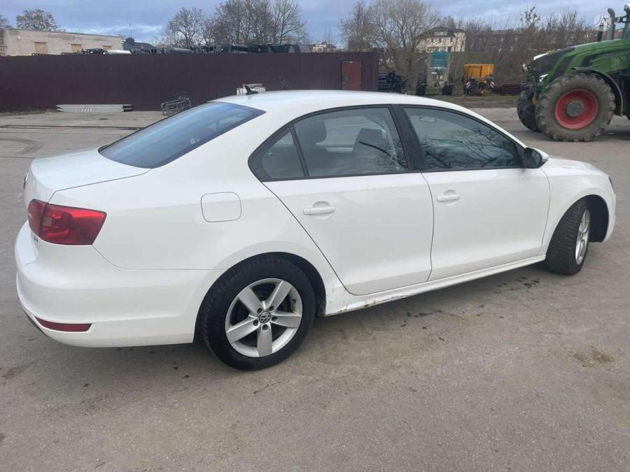 White Volkswagen Jetta 2013 in Kursenai, with an engine capacity of 1.60 L and mileage of 496 thousand km for 2700 €, photo 5 on AUTOMOTO.COM.LV