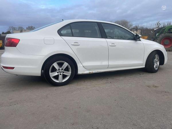 White Volkswagen Jetta 2013 in Kursenai, with an engine capacity of 1.60 L and mileage of 496 thousand km for 2700 €, photo 6 on AUTOMOTO.COM.LV