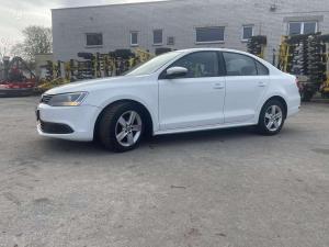 White Volkswagen Jetta 2013 in Kursenai, with an engine capacity of 1.60 L and mileage of 496 thousand km for 2700 €, photo 7 on AUTOMOTO.COM.LV