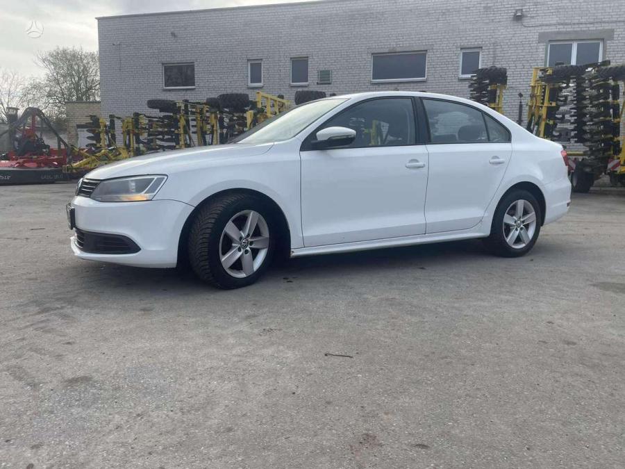 White Volkswagen Jetta 2013 in Kursenai, with an engine capacity of 1.60 L and mileage of 496 thousand km for 2700 €, photo 7 on AUTOMOTO.COM.LV