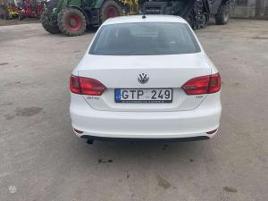 White Volkswagen Jetta 2013 in Kursenai, with an engine capacity of 1.60 L and mileage of 496 thousand km for 2700 €, photo 8 on AUTOMOTO.COM.LV