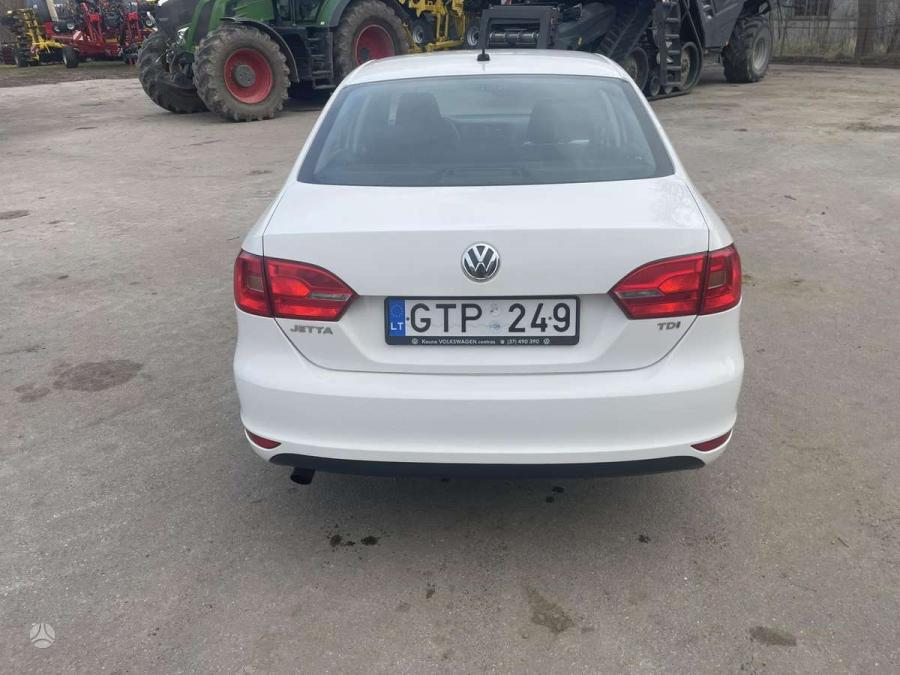 White Volkswagen Jetta 2013 in Kursenai, with an engine capacity of 1.60 L and mileage of 496 thousand km for 2700 €, photo 8 on AUTOMOTO.COM.LV