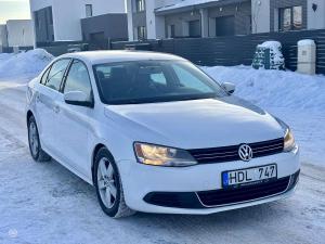 Balts Volkswagen Jetta 2013 Viļņa, ar dzinēja tilpumu 1.97 L un nobraukumu 190 tūkst. km par 4700 €, foto  vietnē AUTOMOTO.COM.LV