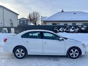 White Volkswagen Jetta 2013 in Vilnius, with an engine capacity of 1.97 L and mileage of 190 thousand km for 4700 €, photo 2 on AUTOMOTO.COM.LV