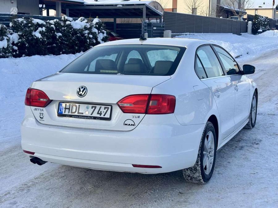 White Volkswagen Jetta 2013 in Vilnius, with an engine capacity of 1.97 L and mileage of 190 thousand km for 4700 €, photo 3 on AUTOMOTO.COM.LV