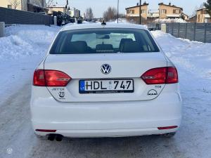 White Volkswagen Jetta 2013 in Vilnius, with an engine capacity of 1.97 L and mileage of 190 thousand km for 4700 €, photo 4 on AUTOMOTO.COM.LV