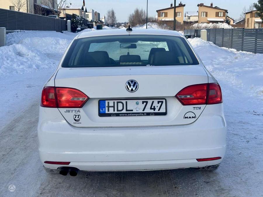 White Volkswagen Jetta 2013 in Vilnius, with an engine capacity of 1.97 L and mileage of 190 thousand km for 4700 €, photo 4 on AUTOMOTO.COM.LV