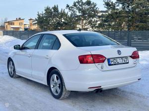 White Volkswagen Jetta 2013 in Vilnius, with an engine capacity of 1.97 L and mileage of 190 thousand km for 4700 €, photo 5 on AUTOMOTO.COM.LV