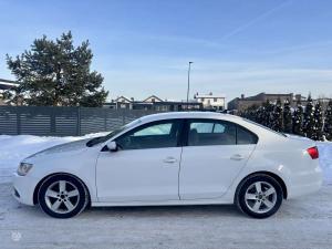 White Volkswagen Jetta 2013 in Vilnius, with an engine capacity of 1.97 L and mileage of 190 thousand km for 4700 €, photo 6 on AUTOMOTO.COM.LV