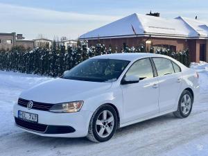 White Volkswagen Jetta 2013 in Vilnius, with an engine capacity of 1.97 L and mileage of 190 thousand km for 4700 €, photo 7 on AUTOMOTO.COM.LV