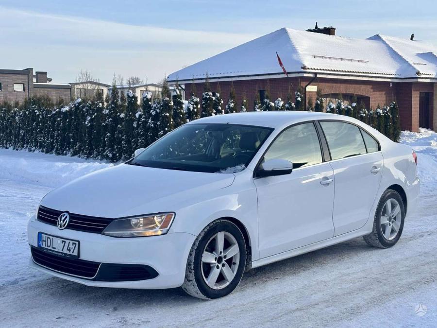 White Volkswagen Jetta 2013 in Vilnius, with an engine capacity of 1.97 L and mileage of 190 thousand km for 4700 €, photo 7 on AUTOMOTO.COM.LV