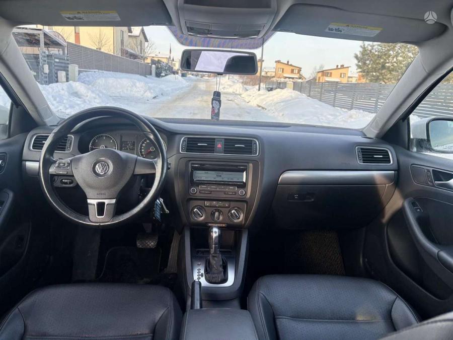 White Volkswagen Jetta 2013 in Vilnius, with an engine capacity of 1.97 L and mileage of 190 thousand km for 4700 €, photo 9 on AUTOMOTO.COM.LV