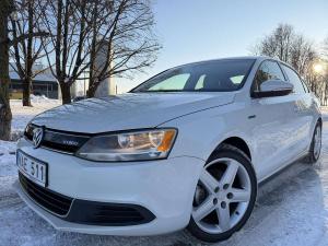 White Volkswagen Jetta 2013 in Kaunas, with an engine capacity of 1.40 L and mileage of 105 thousand km for 5950 €, photo  on AUTOMOTO.COM.LV