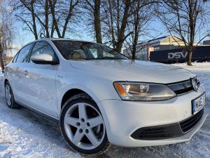 White Volkswagen Jetta 2013 in Kaunas, with an engine capacity of 1.40 L and mileage of 105 thousand km for 5950 €, photo 2 on AUTOMOTO.COM.LV