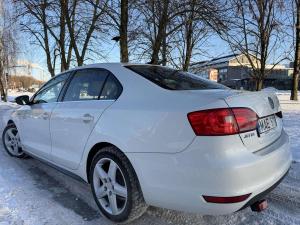White Volkswagen Jetta 2013 in Kaunas, with an engine capacity of 1.40 L and mileage of 105 thousand km for 5950 €, photo 3 on AUTOMOTO.COM.LV