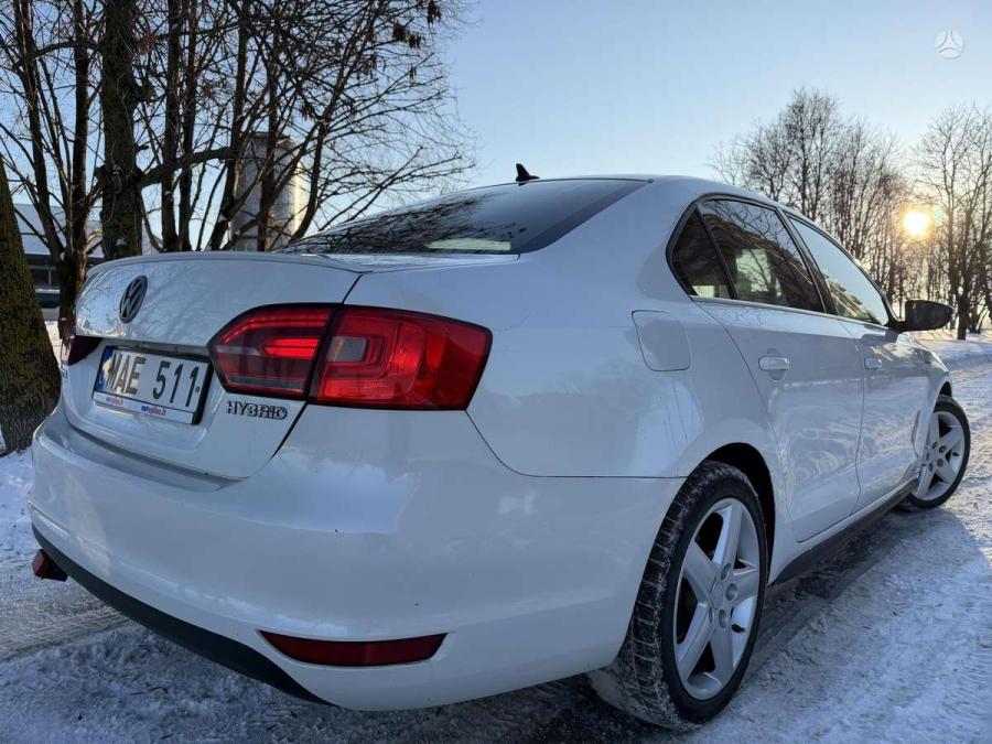 White Volkswagen Jetta 2013 in Kaunas, with an engine capacity of 1.40 L and mileage of 105 thousand km for 5950 €, photo 4 on AUTOMOTO.COM.LV