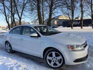 White Volkswagen Jetta 2013 in Kaunas, with an engine capacity of 1.40 L and mileage of 105 thousand km for 5950 €, photo 10 on AUTOMOTO.COM.LV