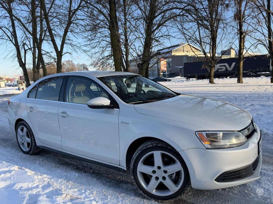 White Volkswagen Jetta 2013 in Kaunas, with an engine capacity of 1.40 L and mileage of 105 thousand km for 5950 €, photo 10 on AUTOMOTO.COM.LV