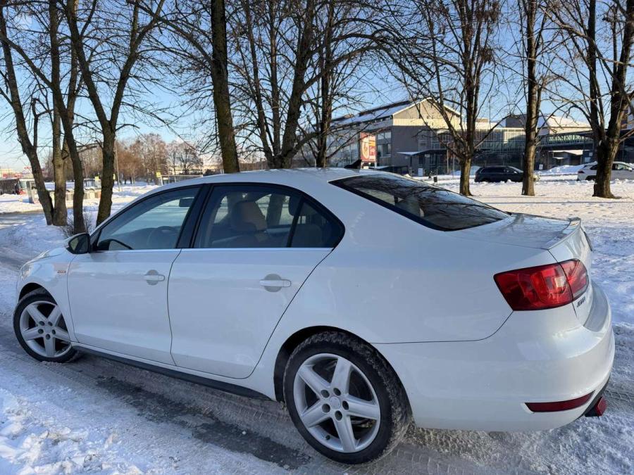 White Volkswagen Jetta 2013 in Kaunas, with an engine capacity of 1.40 L and mileage of 105 thousand km for 5950 €, photo 11 on AUTOMOTO.COM.LV