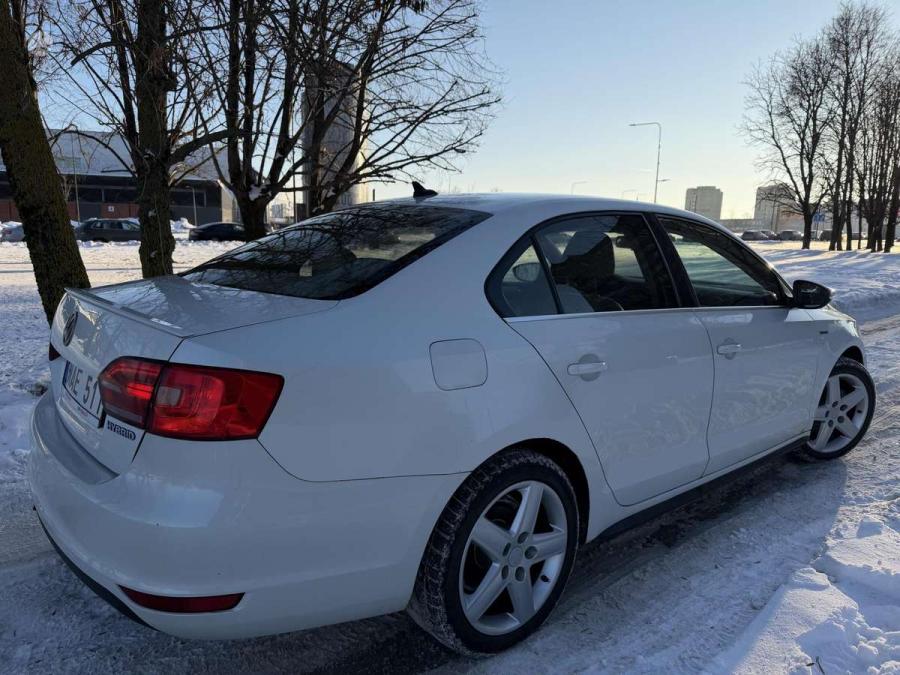 White Volkswagen Jetta 2013 in Kaunas, with an engine capacity of 1.40 L and mileage of 105 thousand km for 5950 €, photo 12 on AUTOMOTO.COM.LV