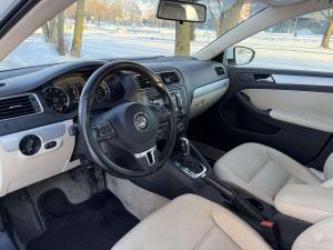 White Volkswagen Jetta 2013 in Kaunas, with an engine capacity of 1.40 L and mileage of 105 thousand km for 5950 €, photo 13 on AUTOMOTO.COM.LV